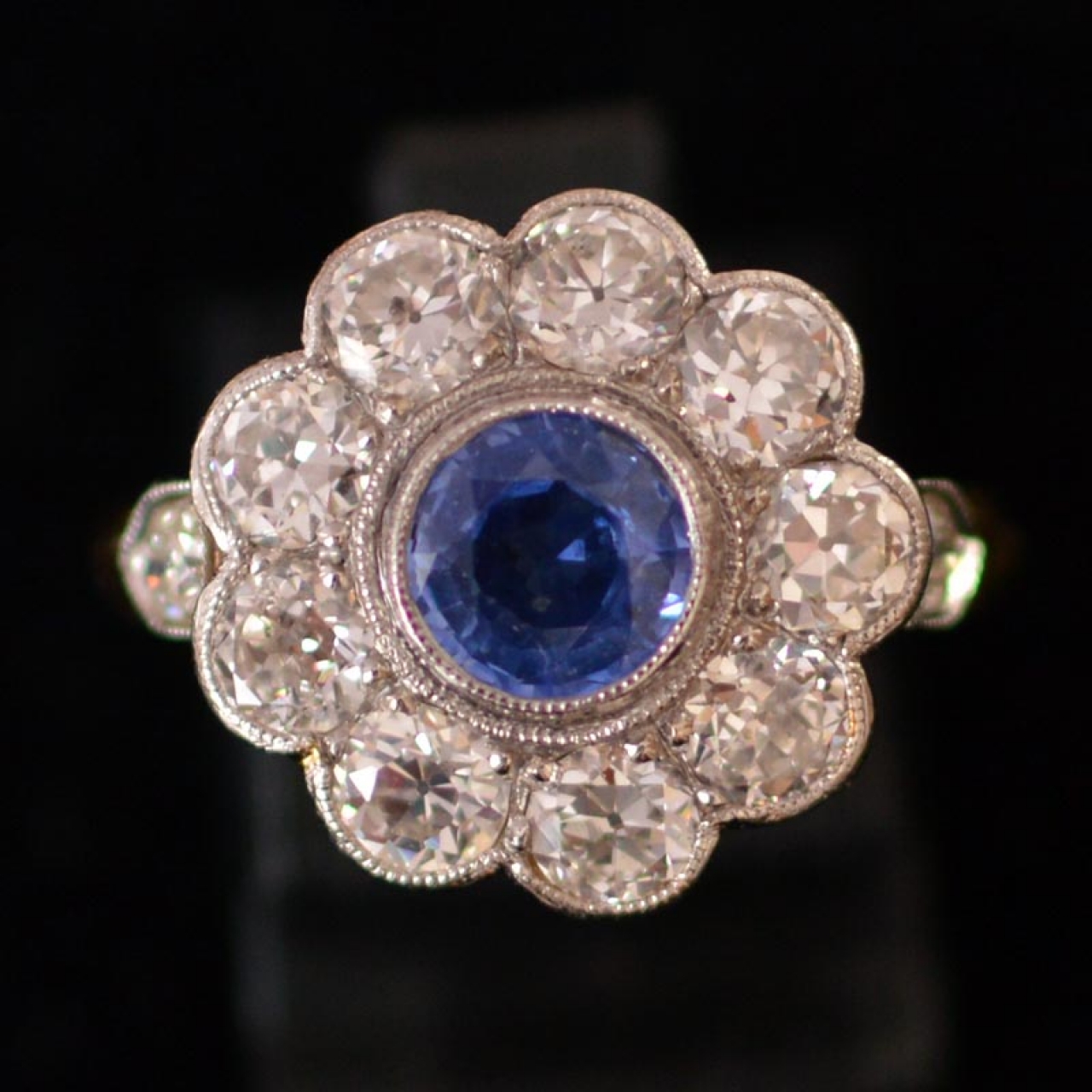 Antieke saffier en diamanten entourage ring - Rocks and Clocks