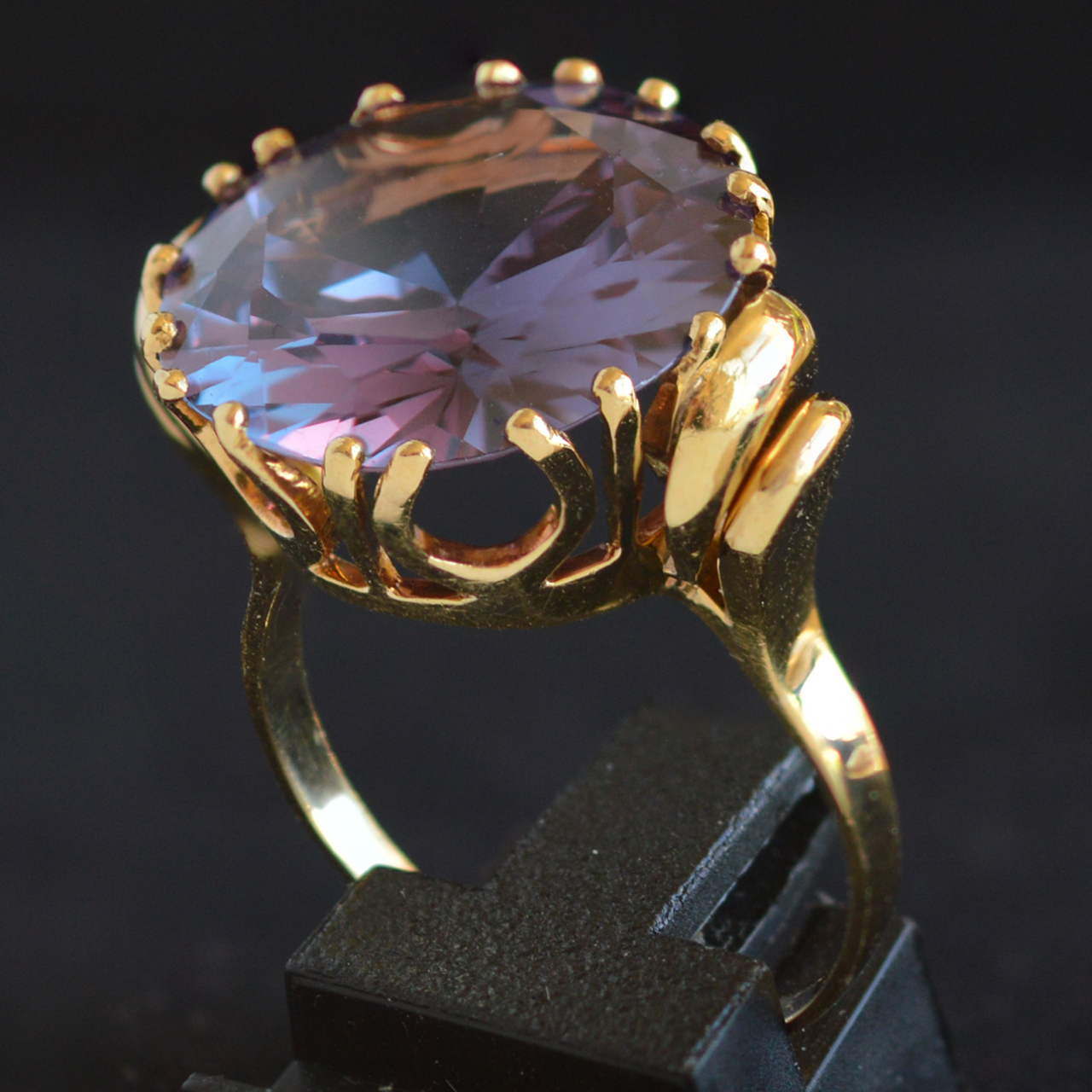 Gouden Solitaire Ring met een Synthetische Saffier - Rocks and Clocks
